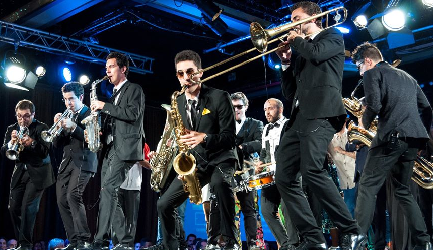 BANDAS ITINERANTES PERCORREM RUAS DE PAREDES DE COURA Funk, pop, disco ...